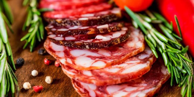 Como funciona o processo de defumação de embutidos? Conheça técnica que ...